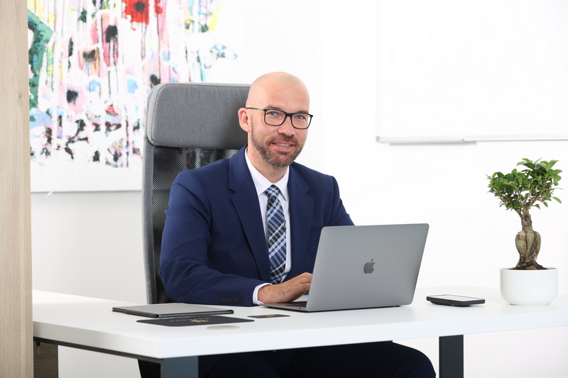 Specializiran za urejanje razmerij z operaterji javne gospodarske ...